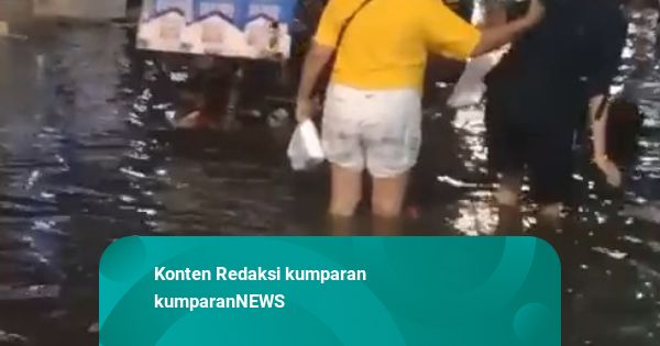 Banjir Rob Rendam Pluit Penjaringan, Genangan Hampir Setinggi Paha Orang Dewasa | kumparan.com